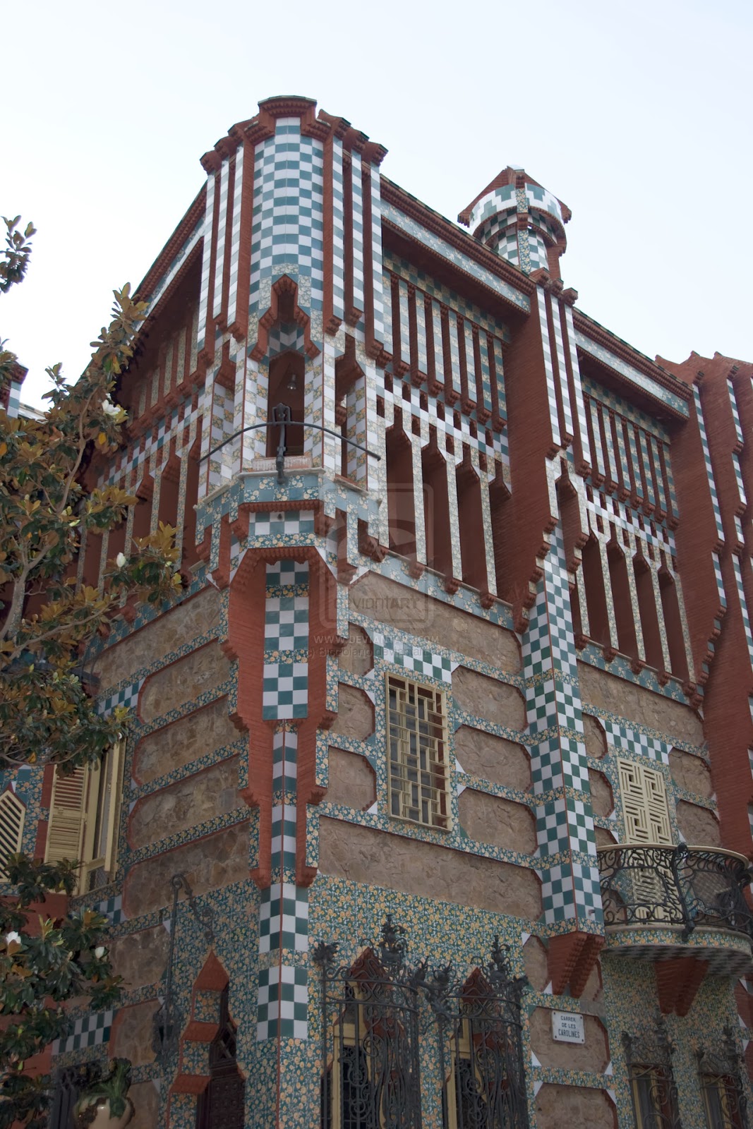 MULHER VOANDO: BARCELONA E GAUDI